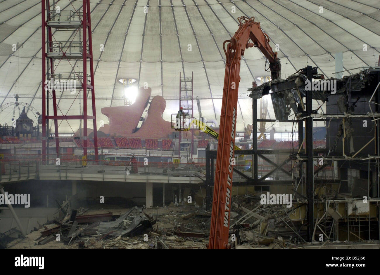 Millennium Dome Auction Feb 2001 12 000 lots went on public display ...