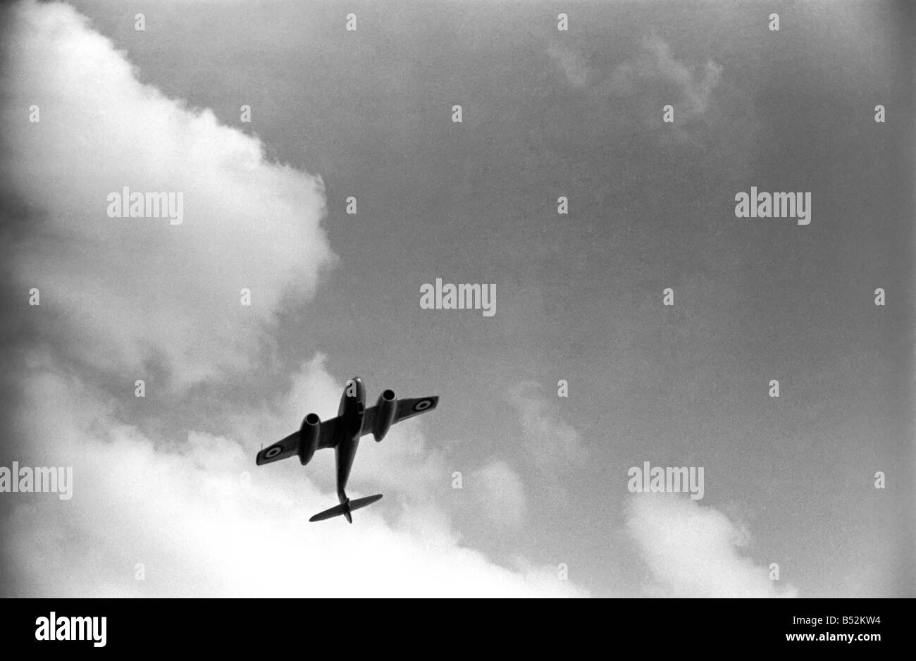 Farnborough airshow gloster september 1952 hi-res stock photography and ...