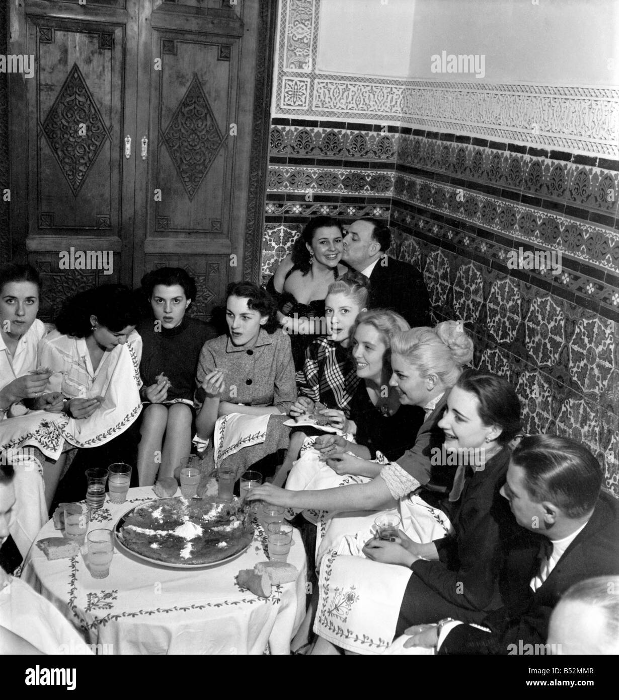People socialising alcohol 1950s hi-res stock photography and images ...