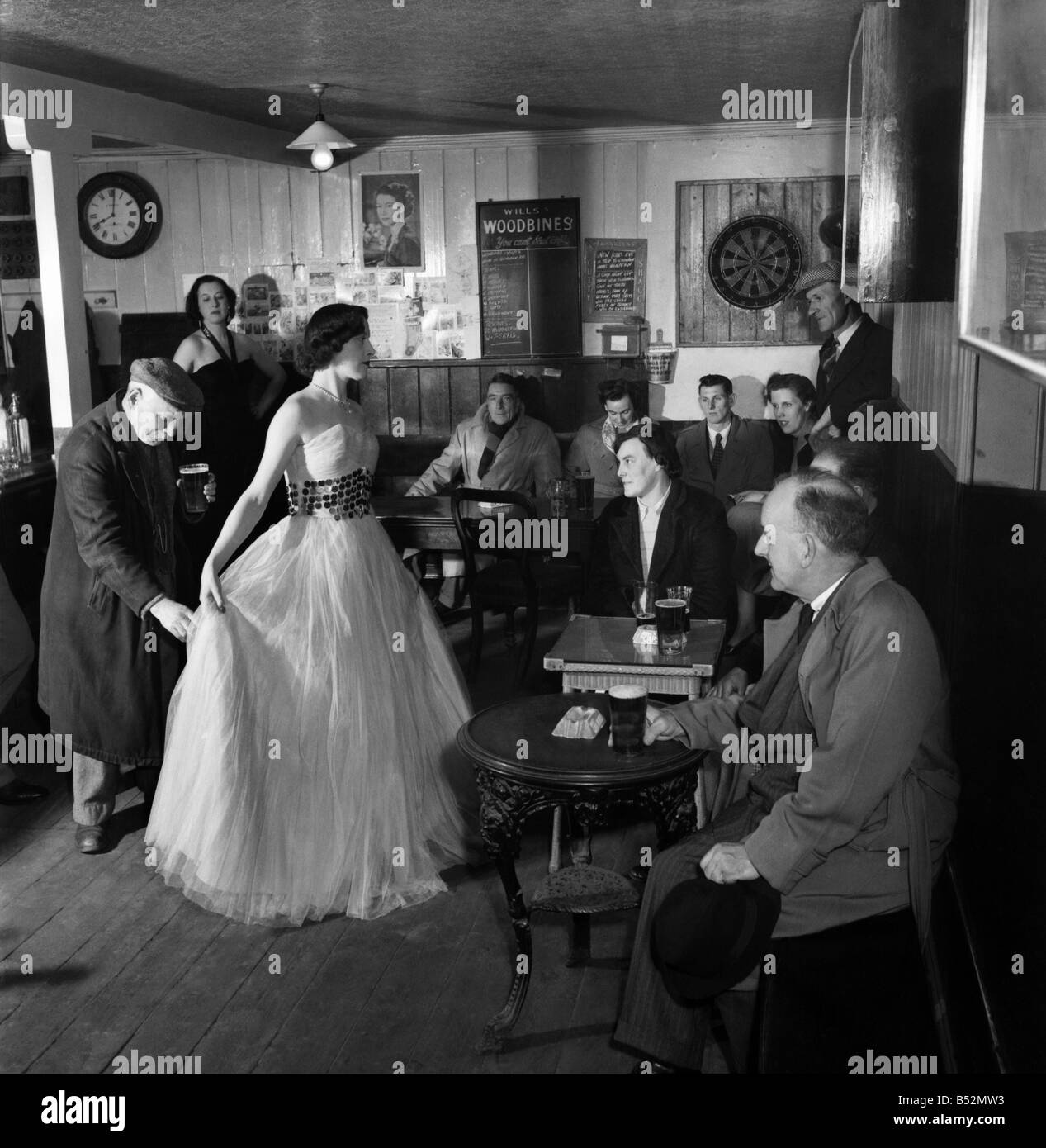 1950s pub woman hi-res stock photography and images - Alamy