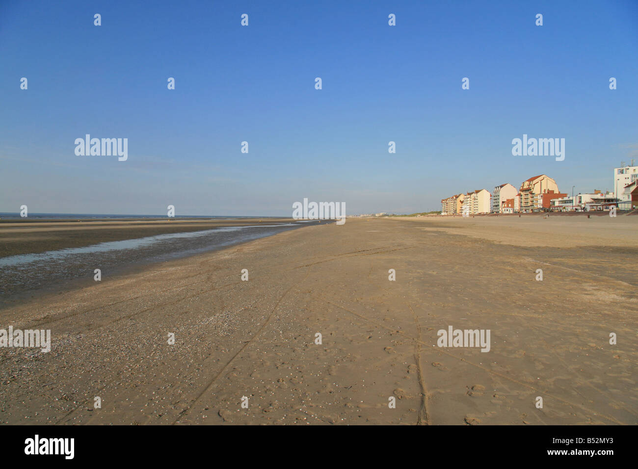 The view east (in direction of Belgium) along the beach at Dunkerque ...