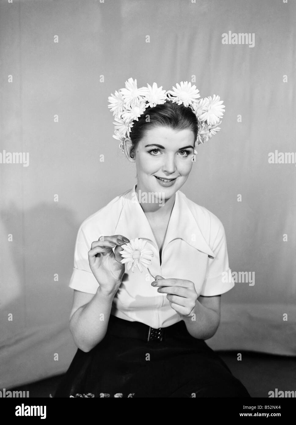 1950s fashion hair Black and White Stock Photos & Images - Alamy