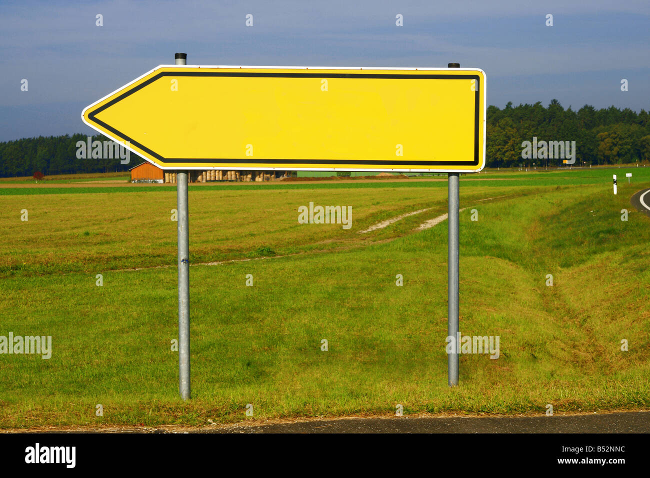 empty sign showing the way to ... copyspace Stock Photo - Alamy