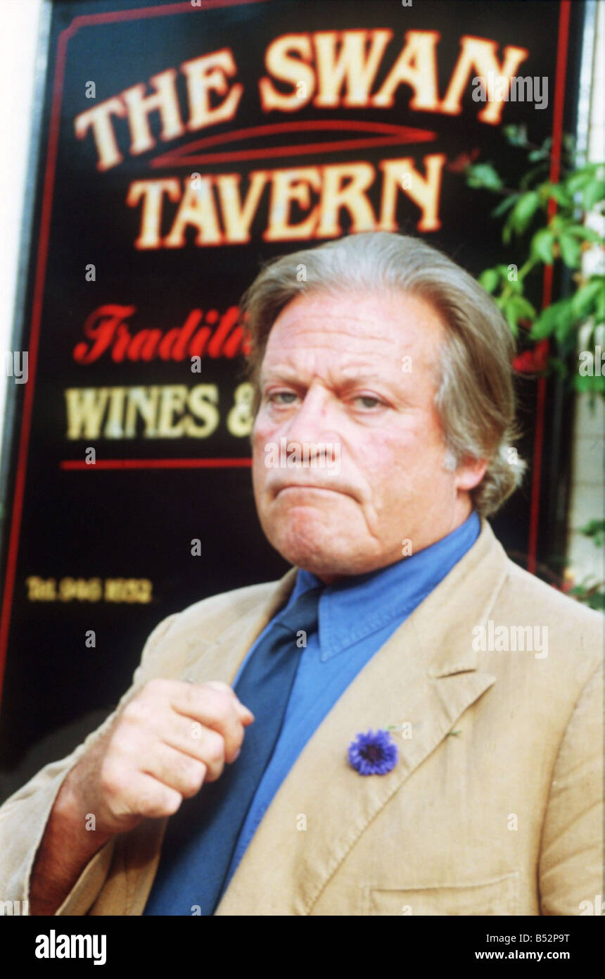 Actor oliver reed hi-res stock photography and images - Alamy