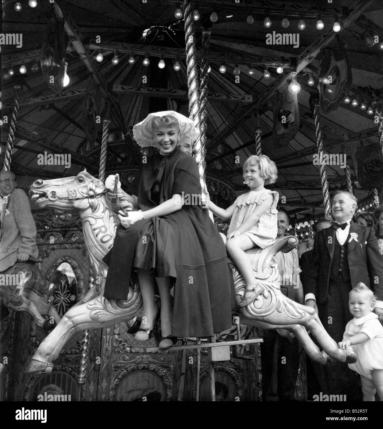 Funfair 1950s hi-res stock photography and images - Alamy