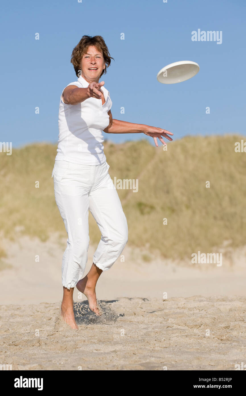 Woman and frisbee hi-res stock photography and images - Alamy