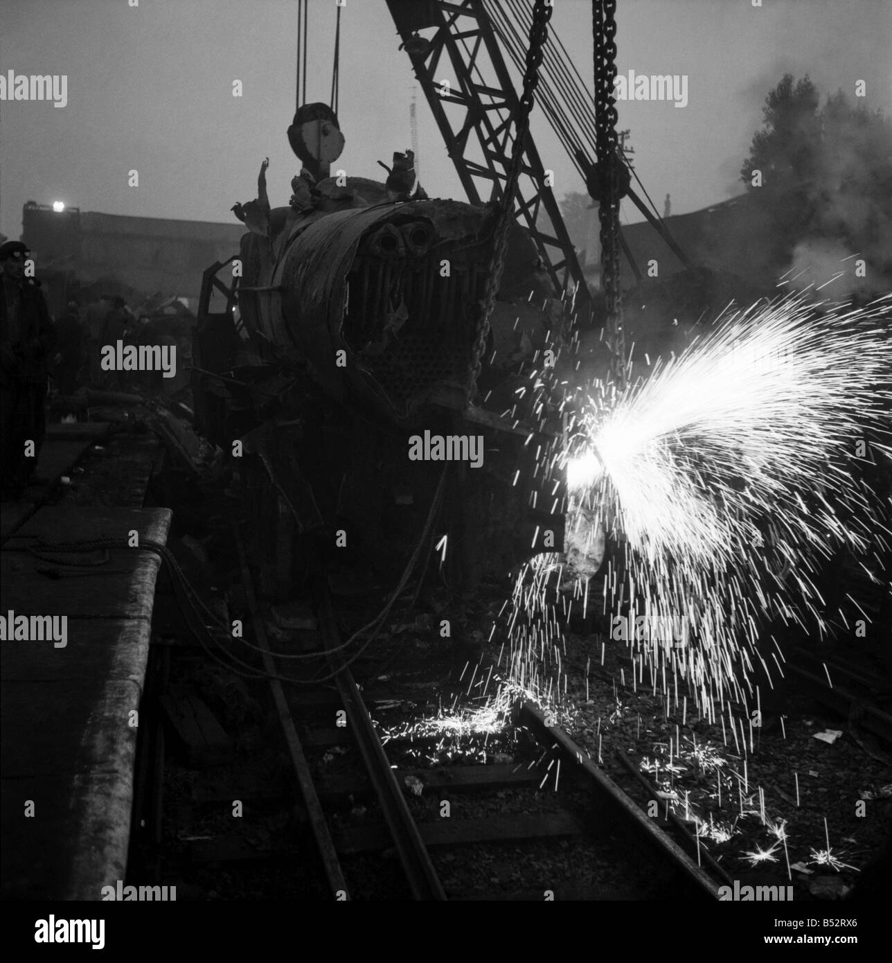 Harrow and wealdstone train crash 1952 hi-res stock photography and ...