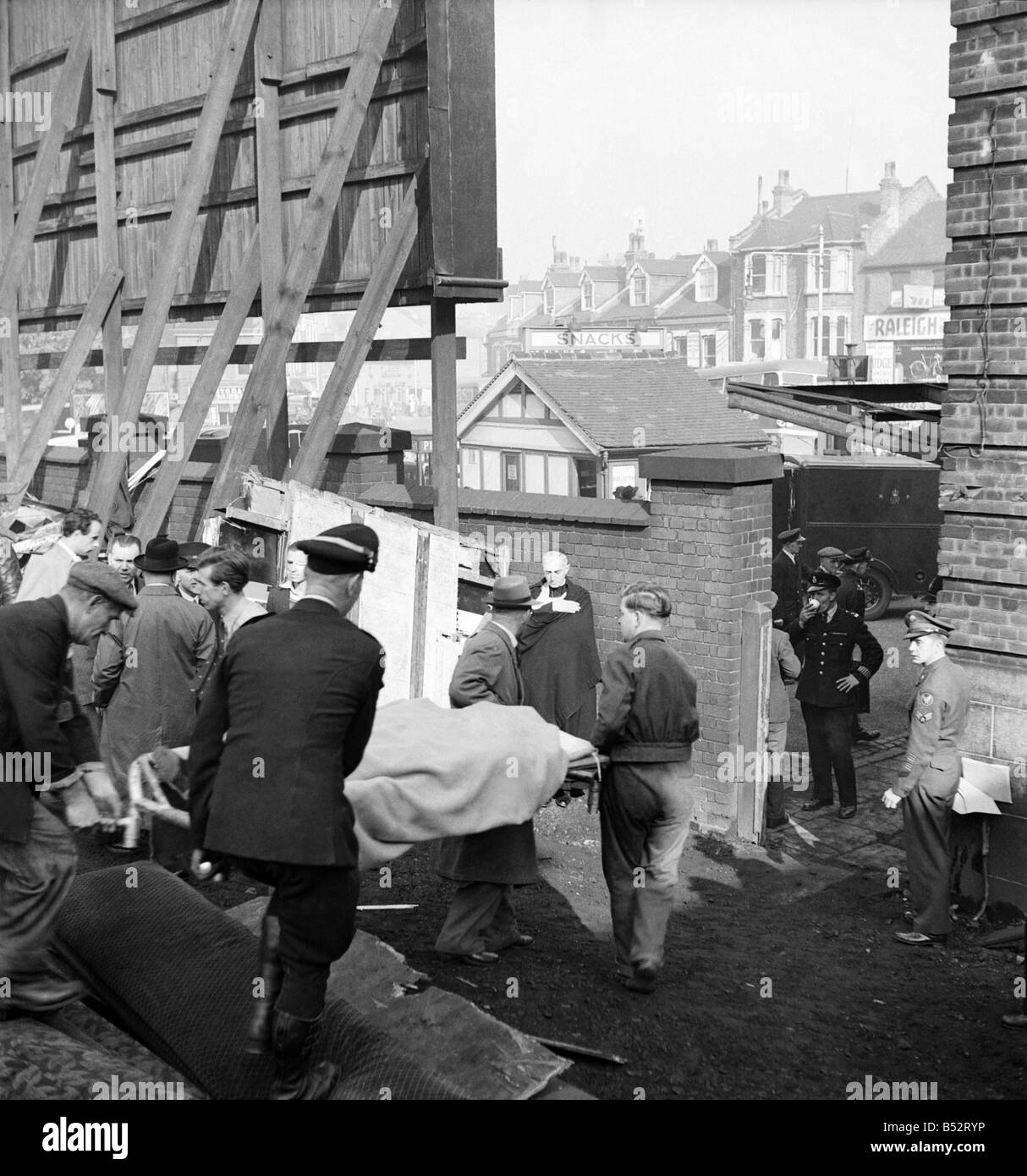 Harrow and wealdstone train crash 1952 hi-res stock photography and ...