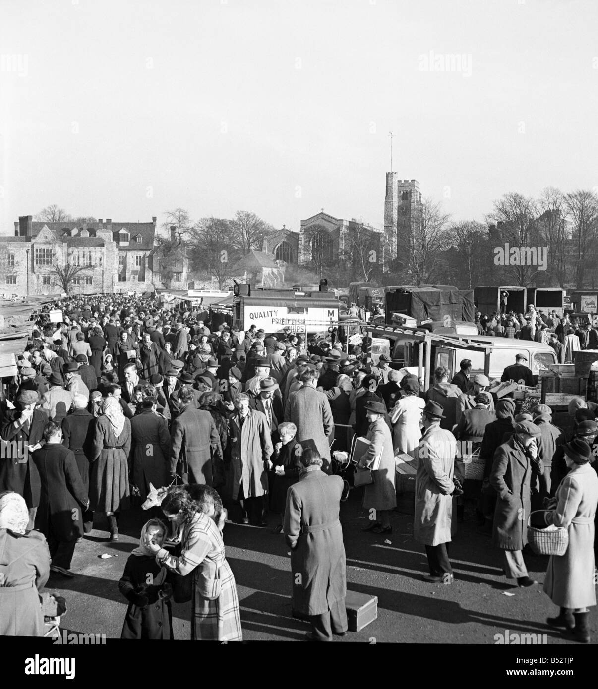1950s crowd of people hi-res stock photography and images - Alamy