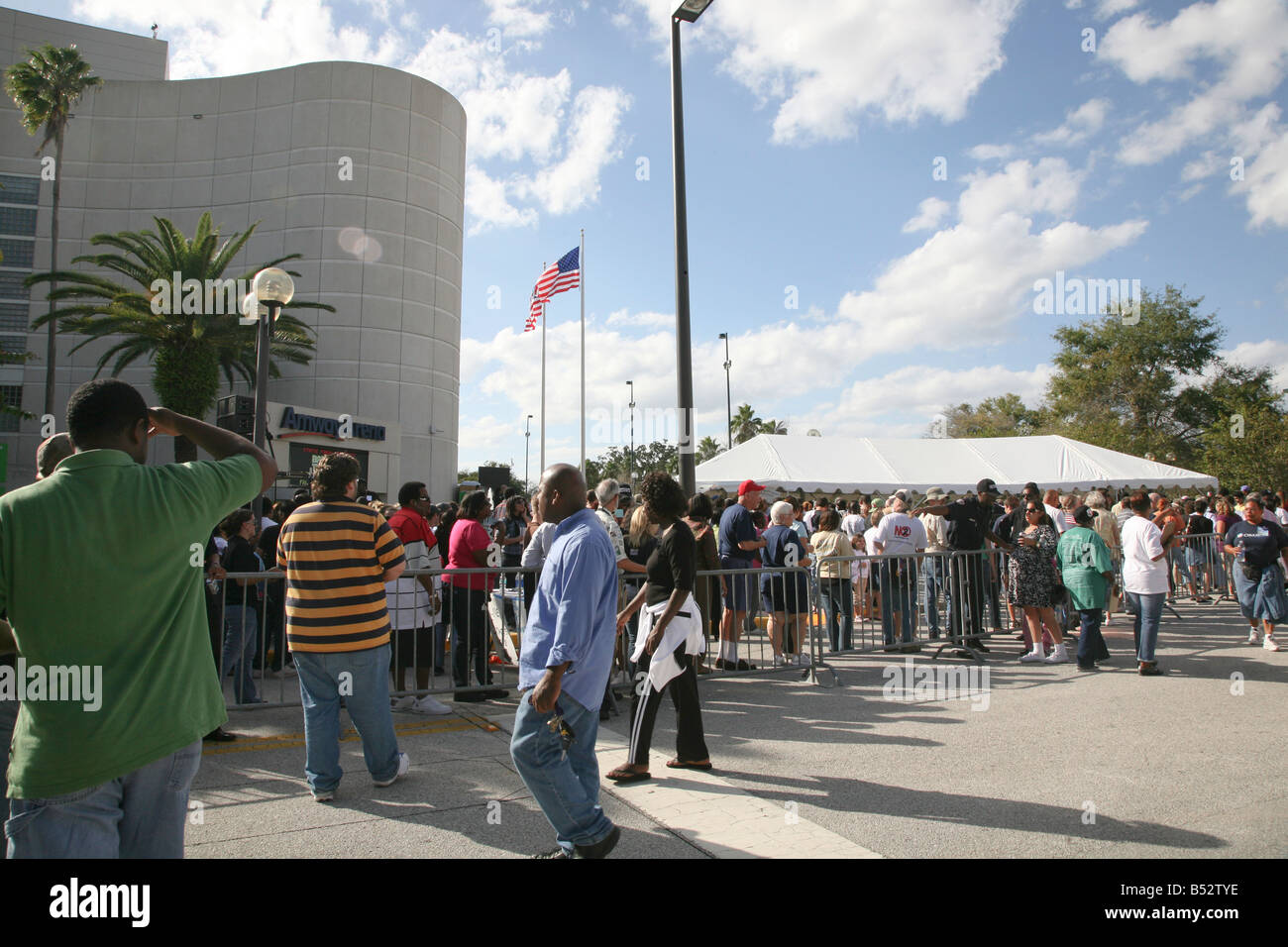 Standing in line to vote hi-res stock photography and images - Alamy