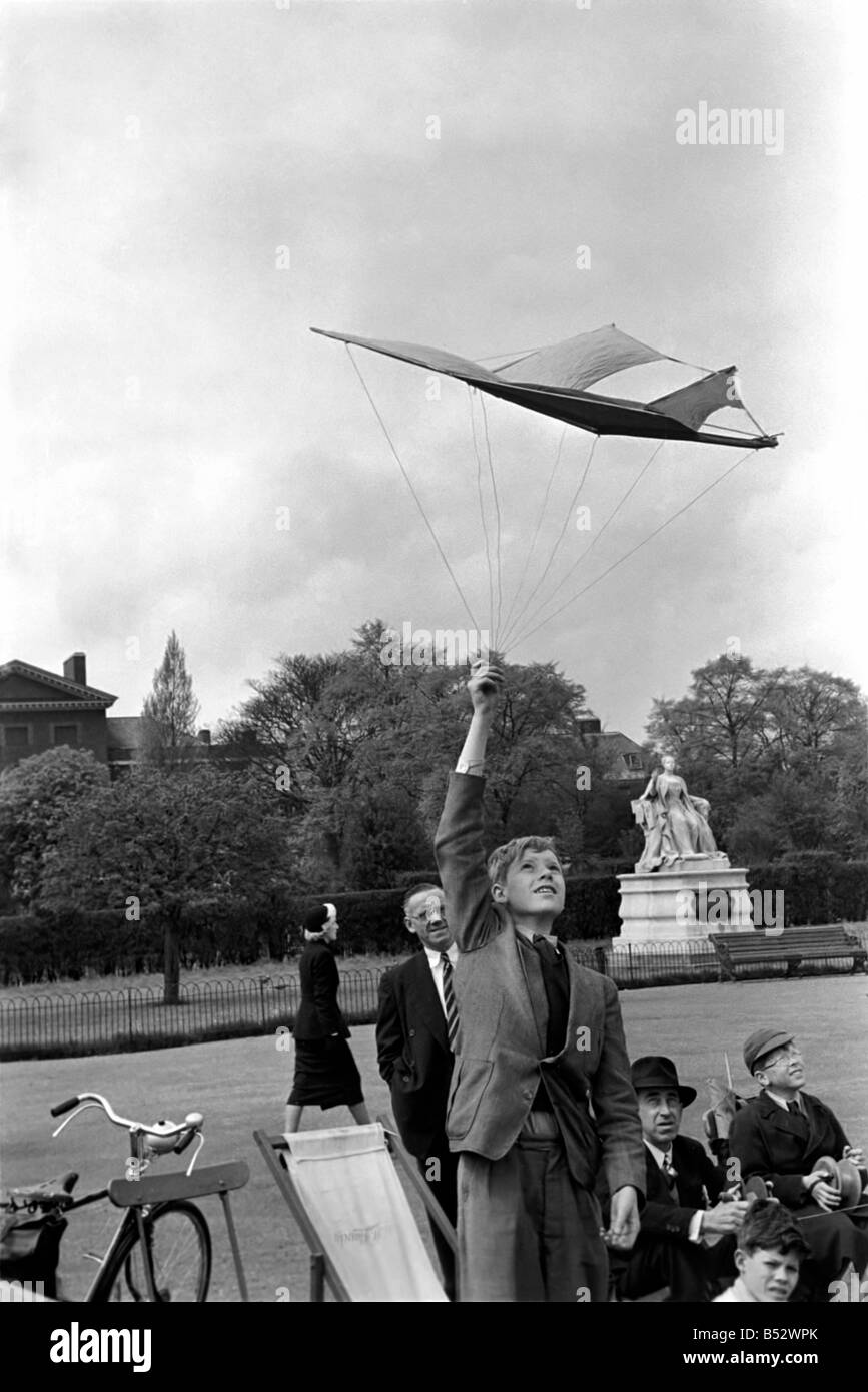 Kites kite flying in Black and White Stock Photos & Images - Alamy