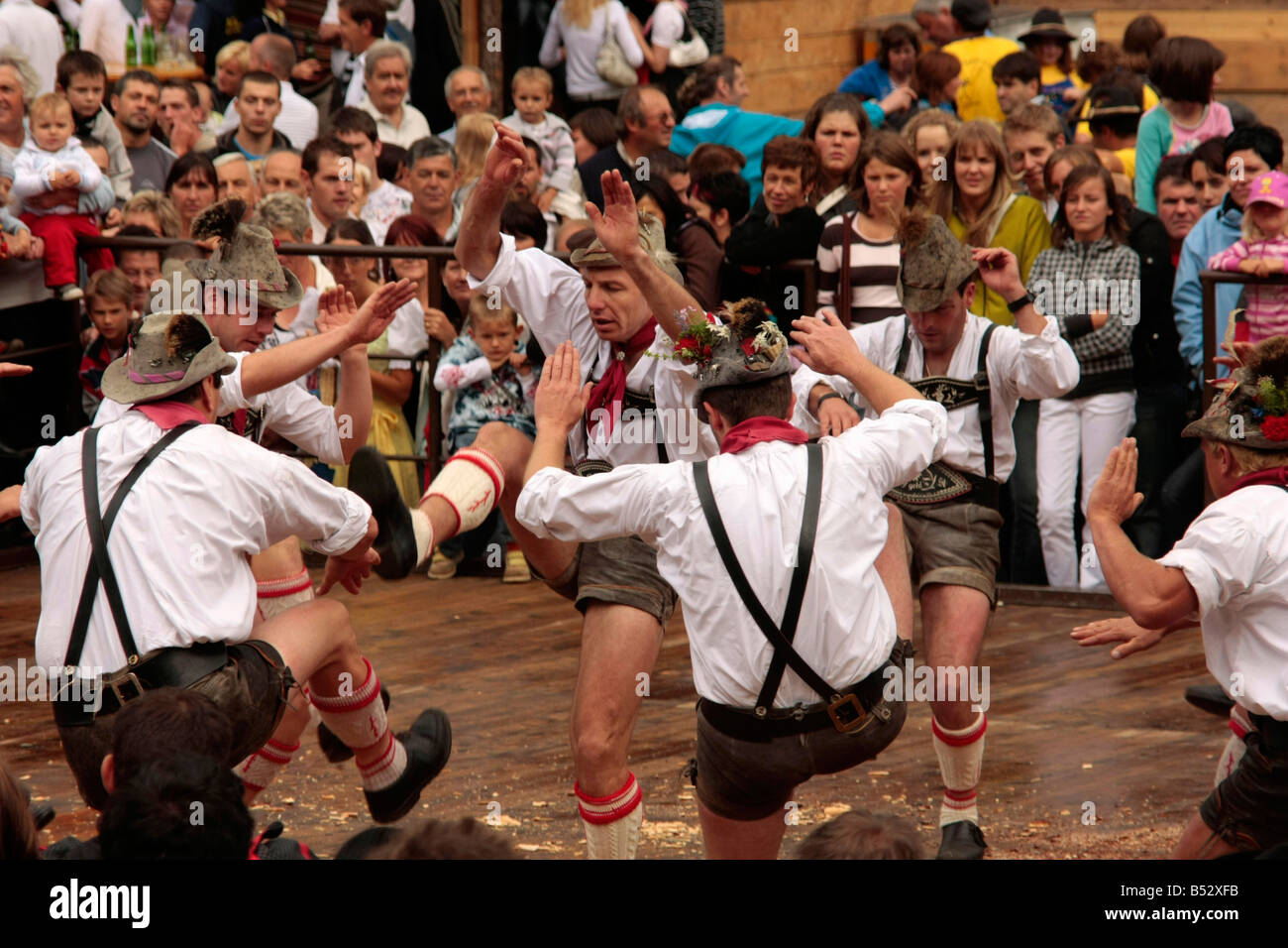 Young men dancing schuhplattler in hi-res stock photography and images ...