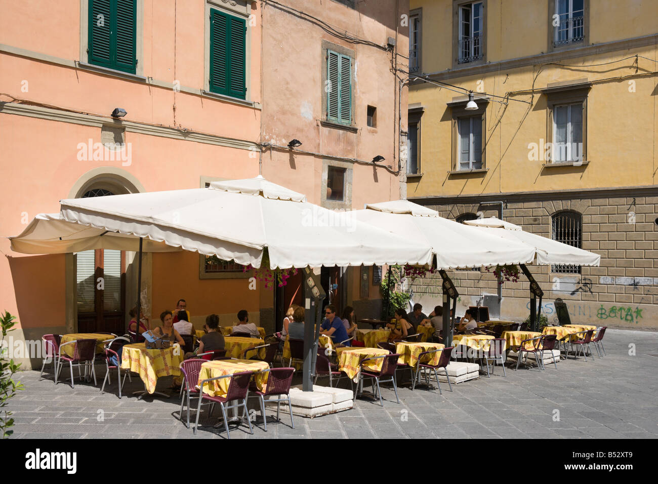 Restaurant in Piazza Dante in the old town, Pisa, Tuscany, Italy Stock ...