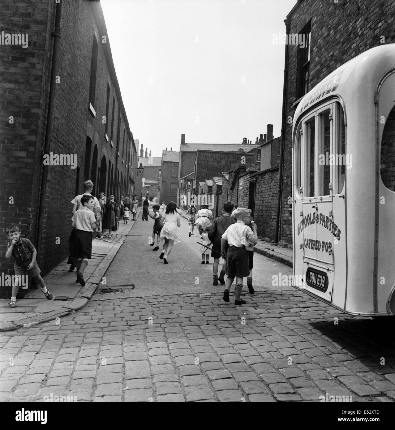 Children playing in the streets of Oldham. July 1952 C3299-001 Stock ...