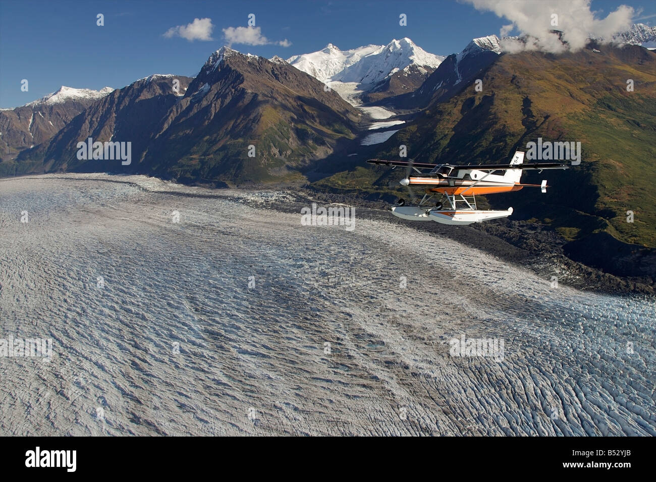 Turbo Beaver flightseeing over Knik Glacier during Summer in ...