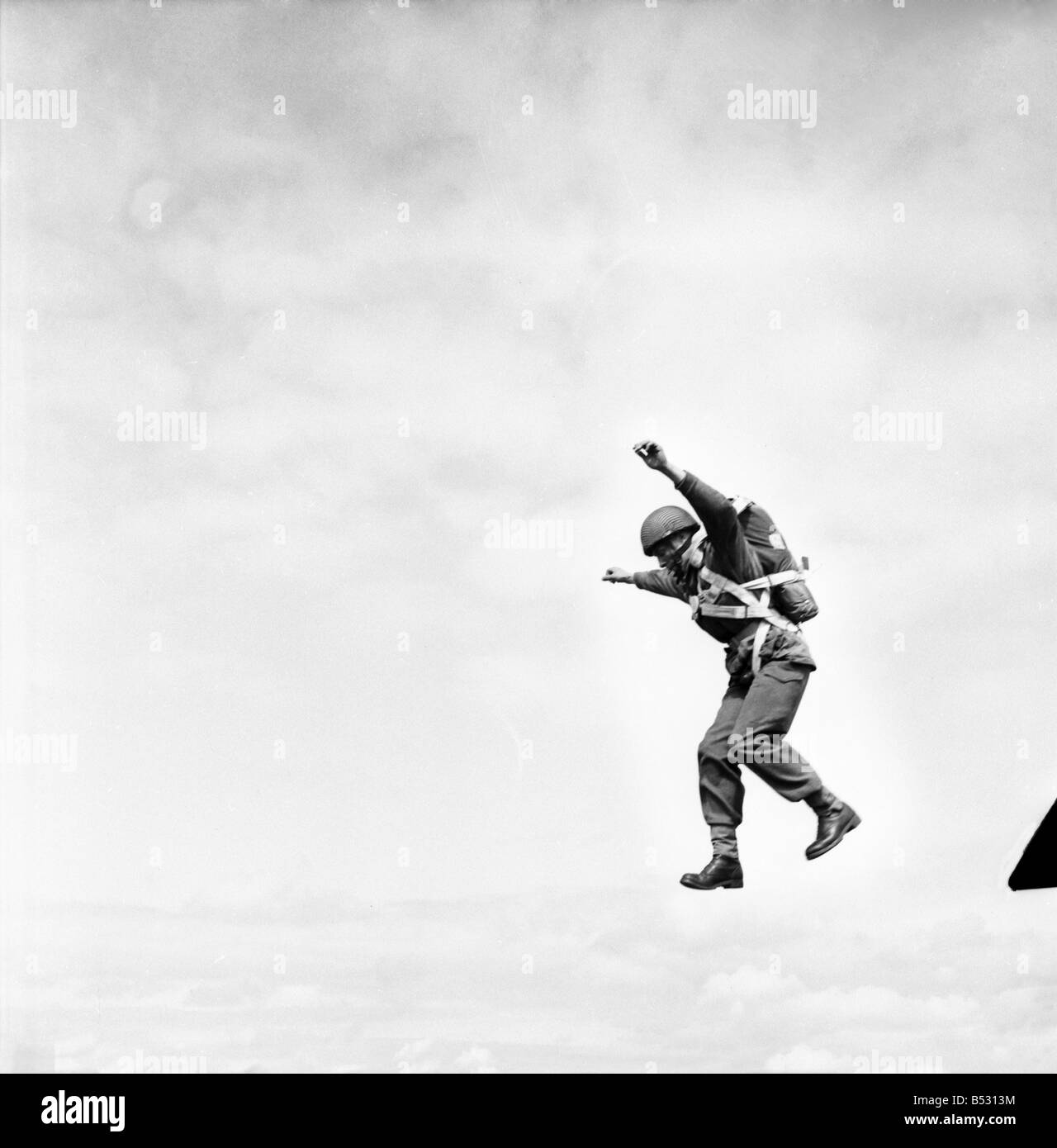 Soldier jumping hi-res stock photography and images - Alamy