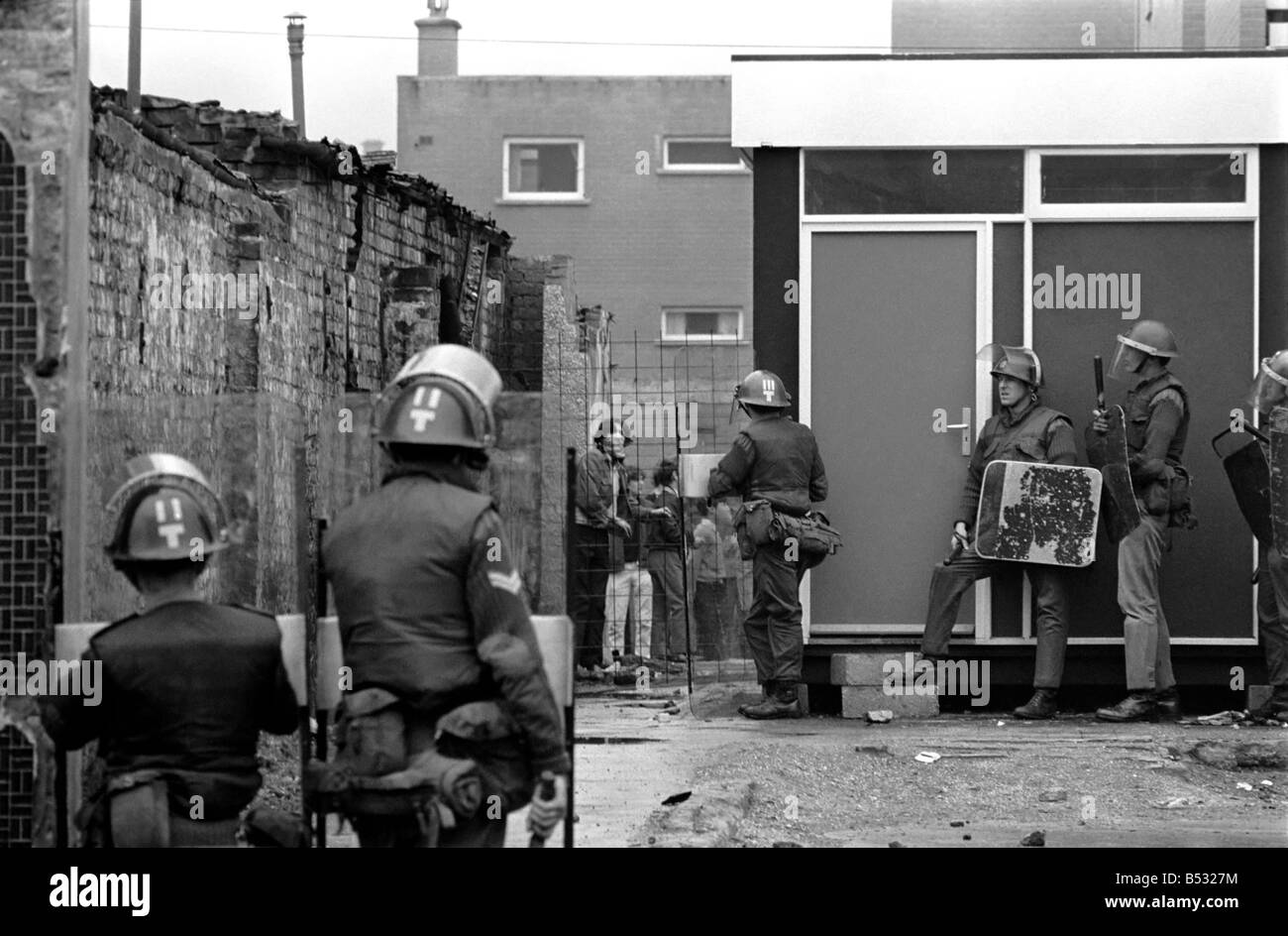 Northern Ireland Aug. 1971. Soldiers of the British Army clash with ...