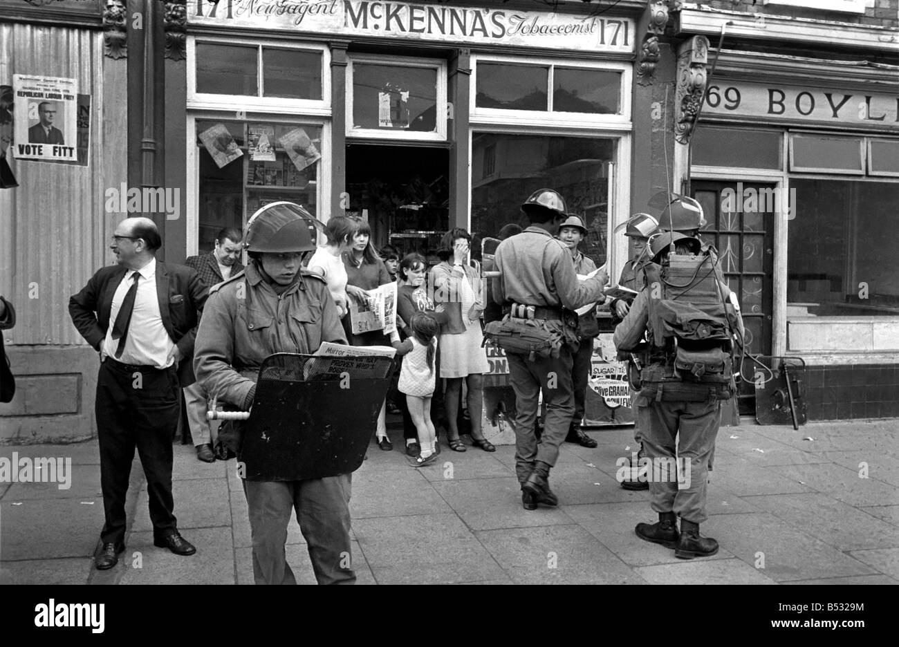 Northern Ireland October 1970. Soldiers patrolling the streets of ...