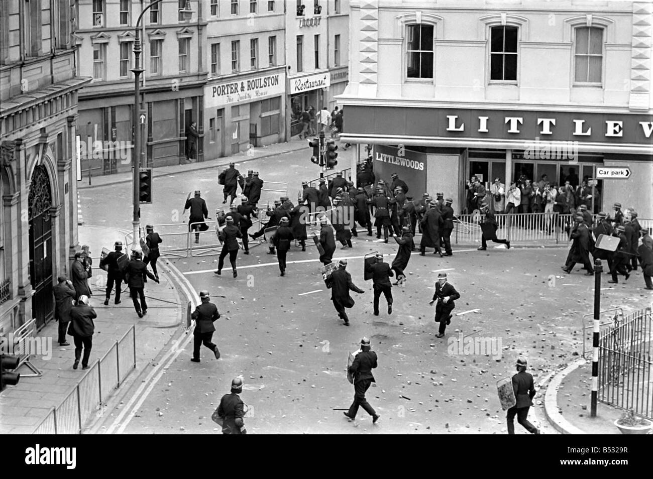 Northern ireland aug 1969 general hi-res stock photography and images ...