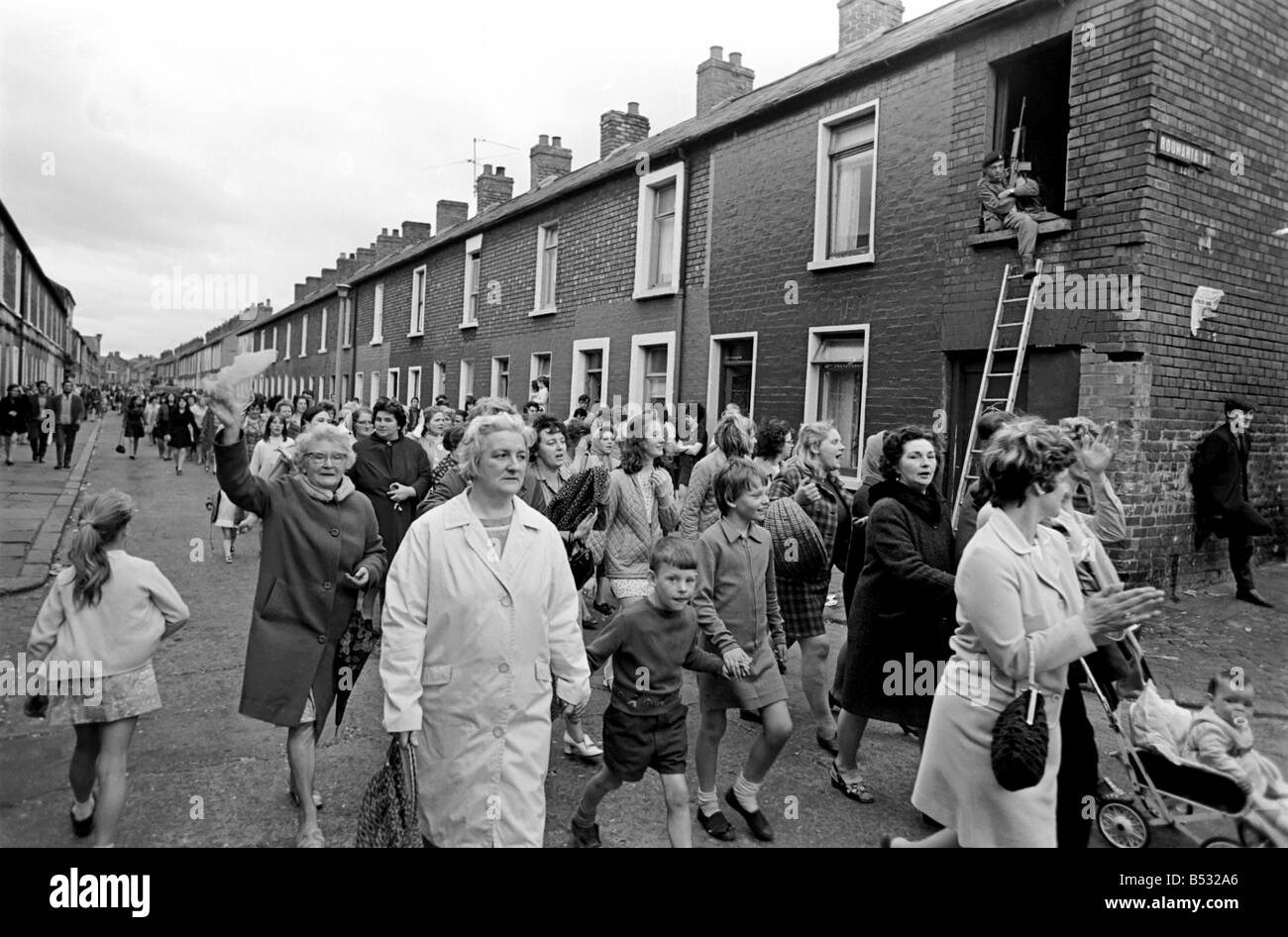 Northern Ireland October 1970. Soldiers patrolling the streets of ...