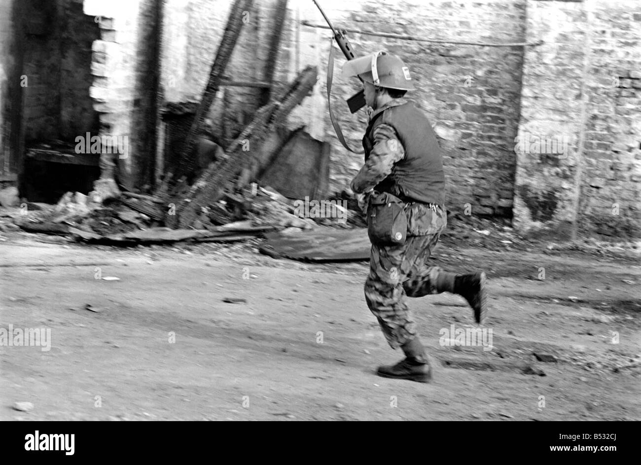 British army soldiers in riot hi-res stock photography and images - Alamy