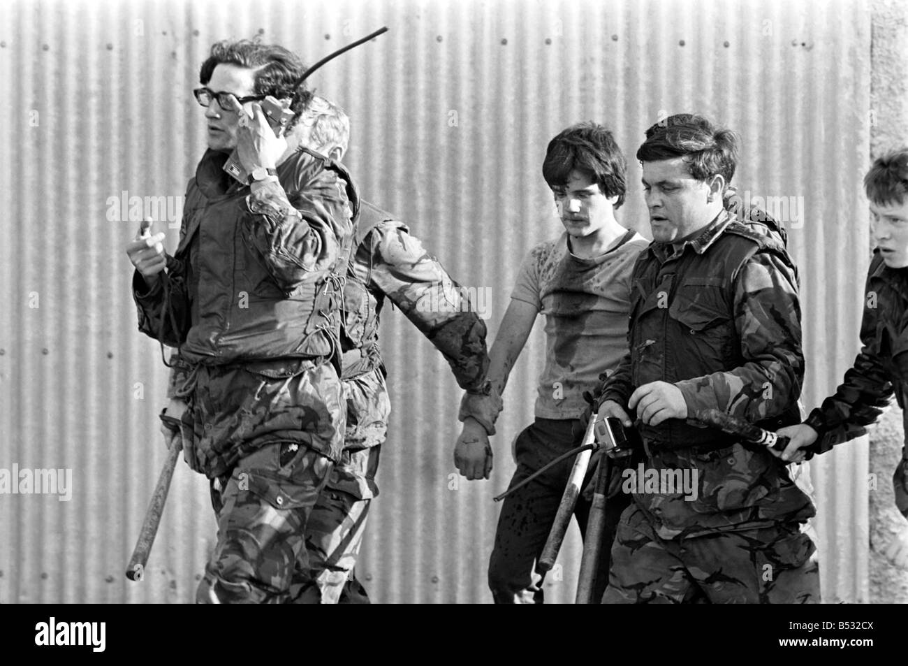 British army soldiers in riot hi-res stock photography and images - Alamy