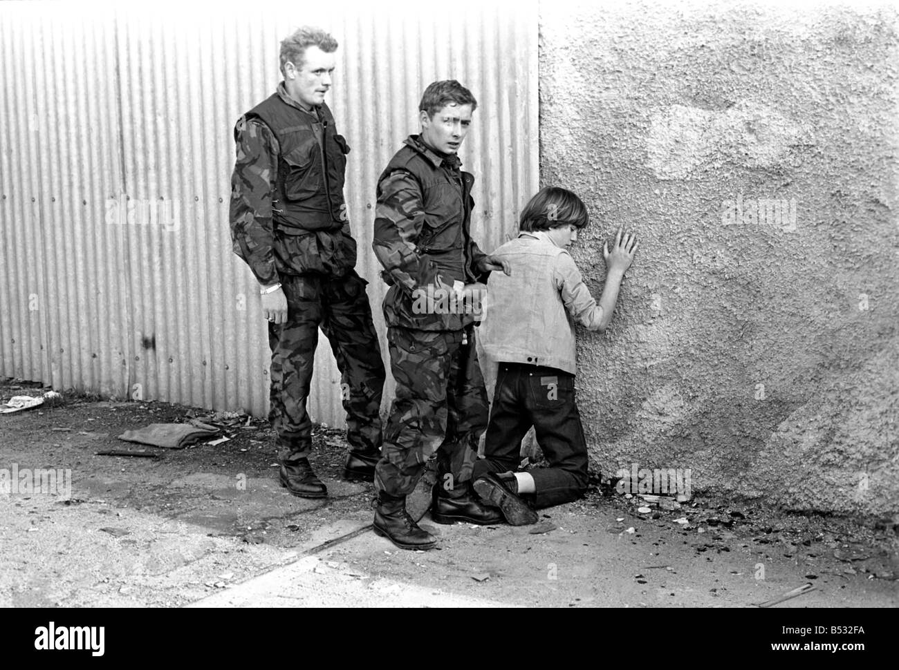 British army soldiers in riot hi-res stock photography and images - Alamy