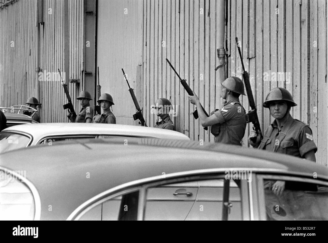 Northern ireland riots and british army Black and White Stock Photos ...
