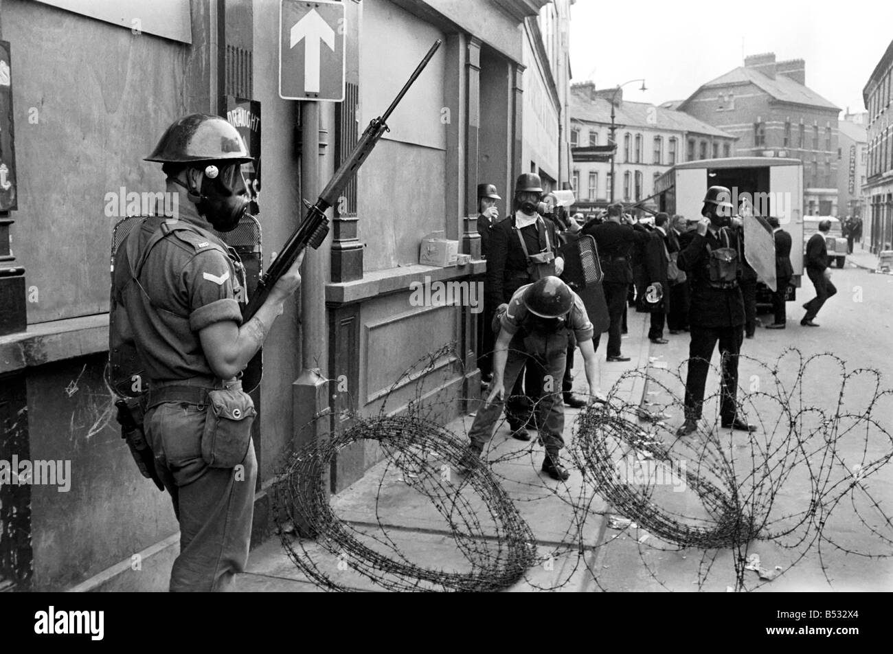 British army northern ireland 1960s hi-res stock photography and images ...