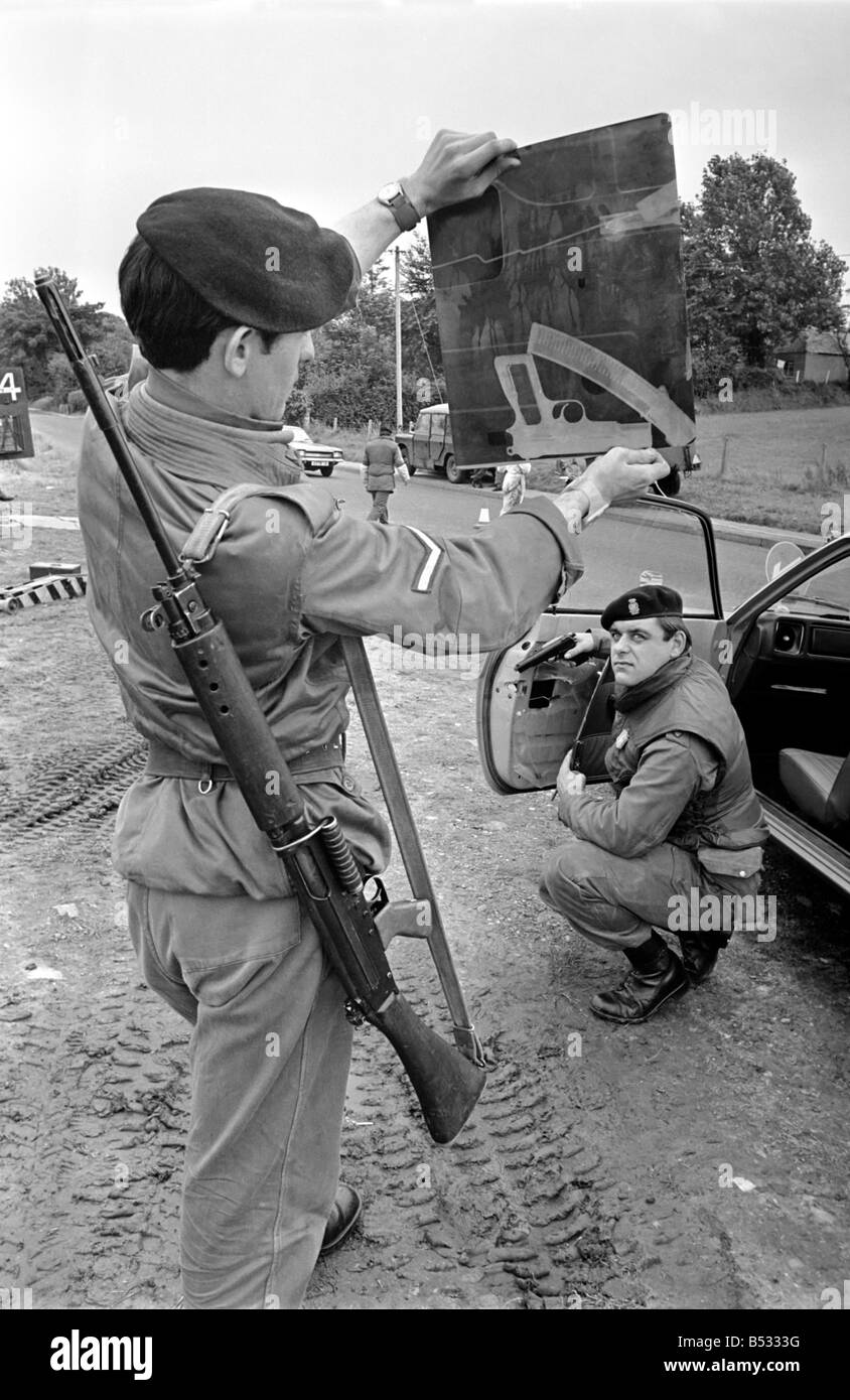 Northern Ireland Sept. 1971. Soldiers uses an X-Ray camera to search ...