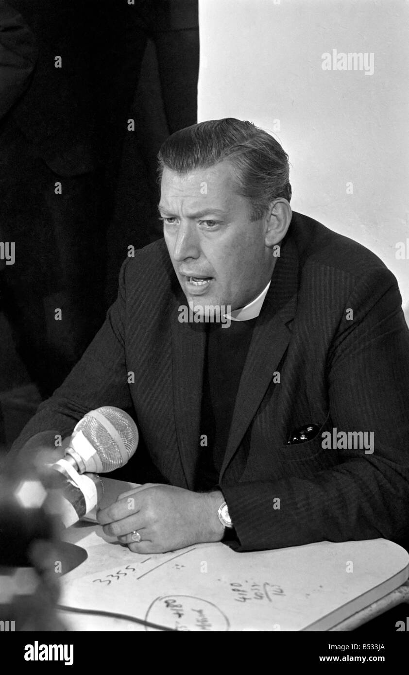 Northern Ireland August 1969. Reverend Ian Paisley gives a press ...