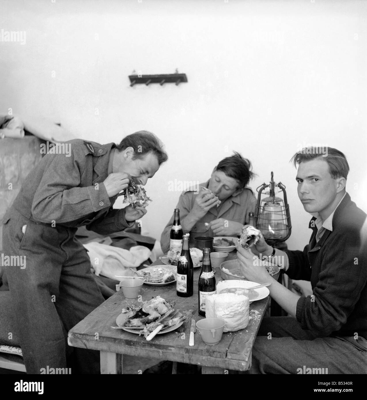 Army soldiers eating hi-res stock photography and images - Alamy