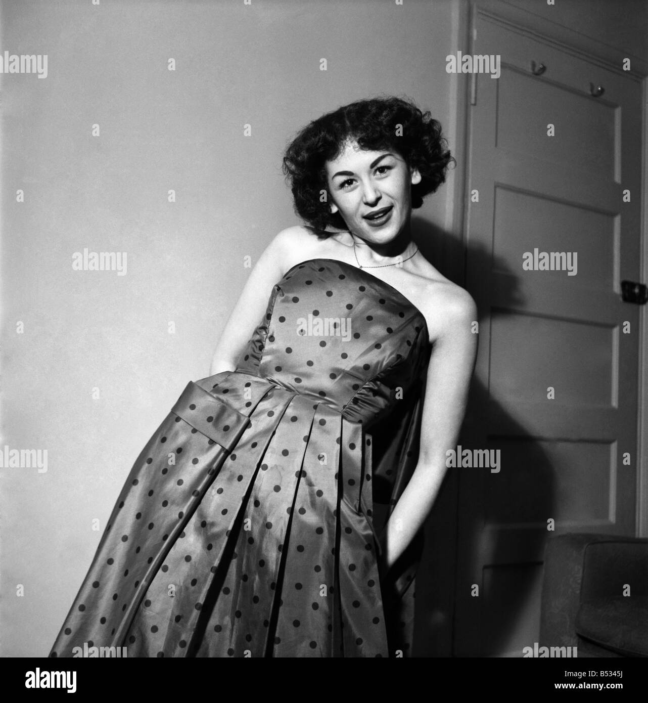 Woman with camera 1950s Black and White Stock Photos & Images - Alamy