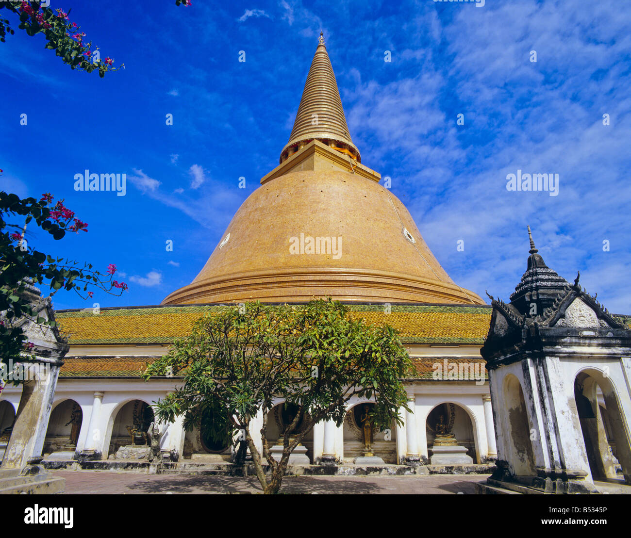 Phra Pathom Chedi Nakhon Pathom Thailand Stock Photo - Alamy