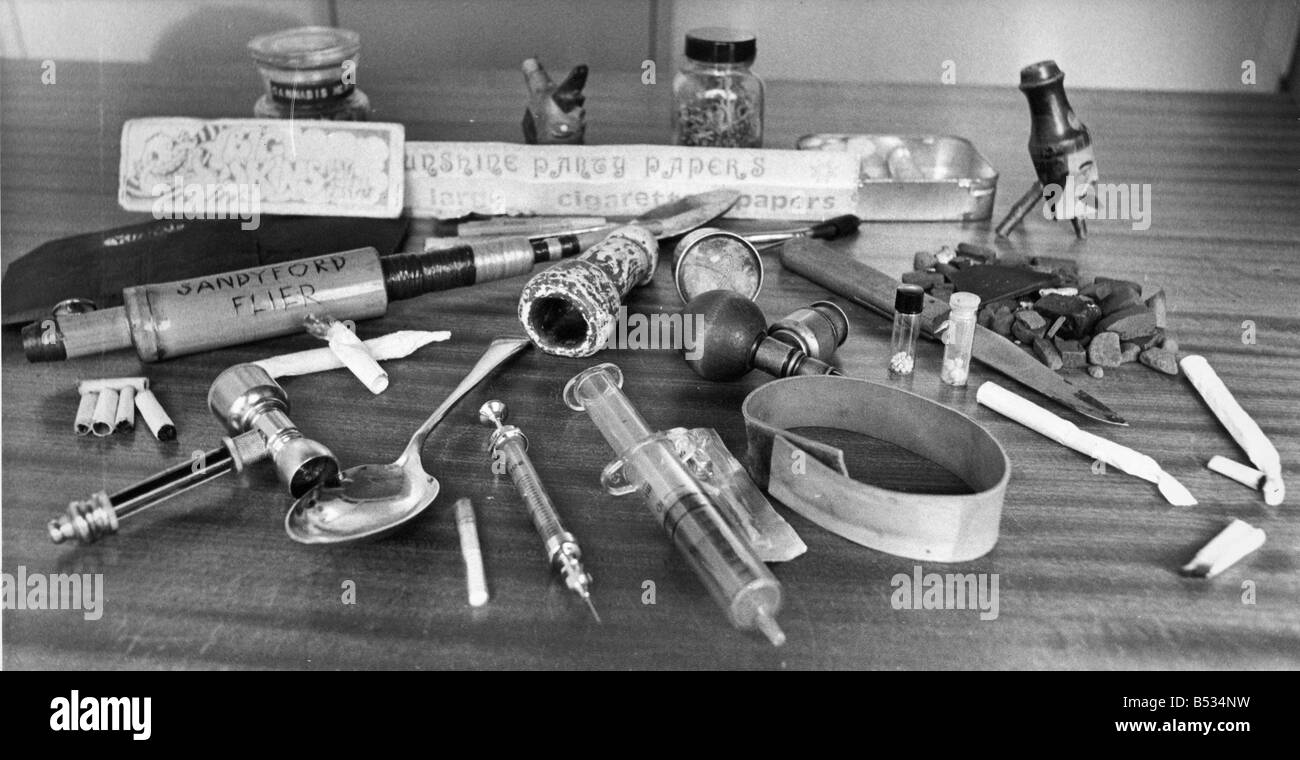 Various equipment used in the taking of illegal drugs Stock Photo - Alamy