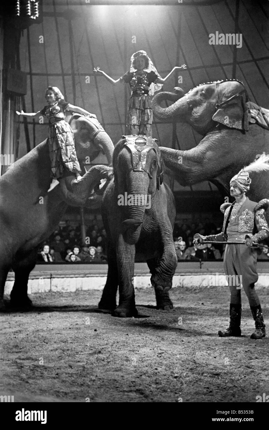 1950s circus performers hi-res stock photography and images - Alamy
