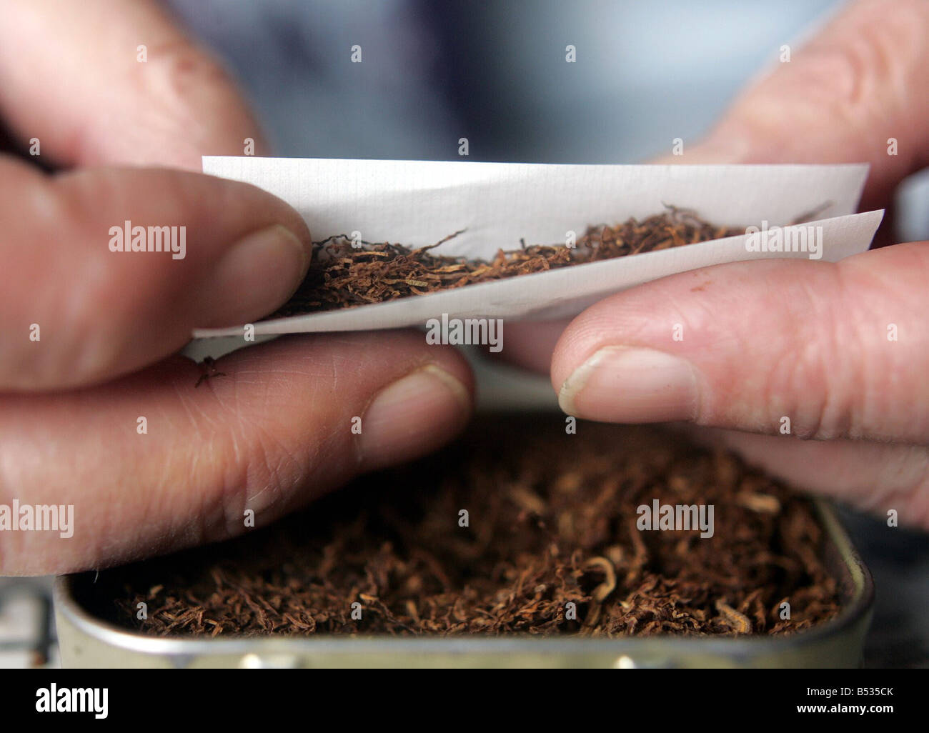A picture of a cigarette being rolled Stock Photo - Alamy
