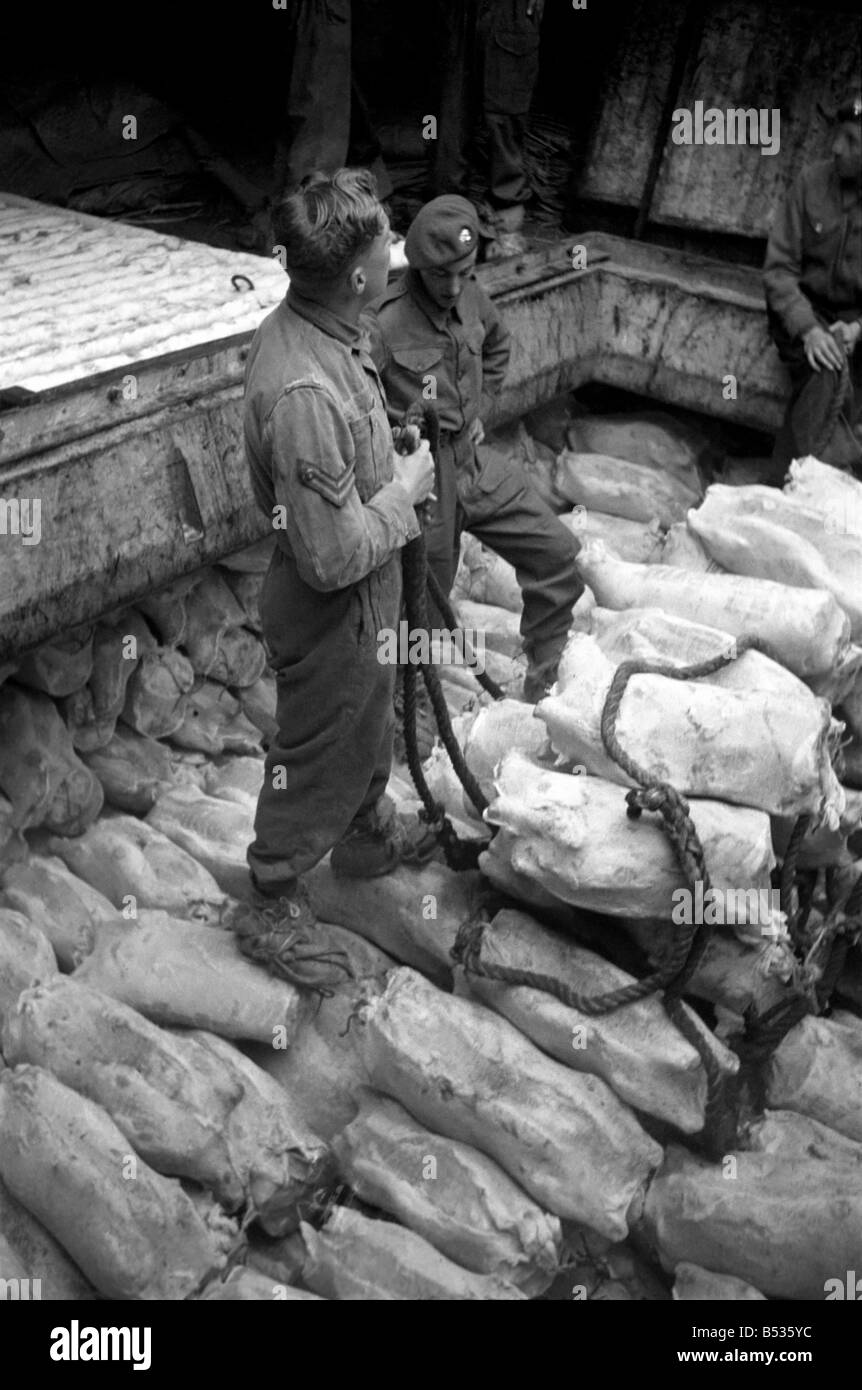 Dock Strike: Soldiers and sailors unload a cargo of meat at Royal ...