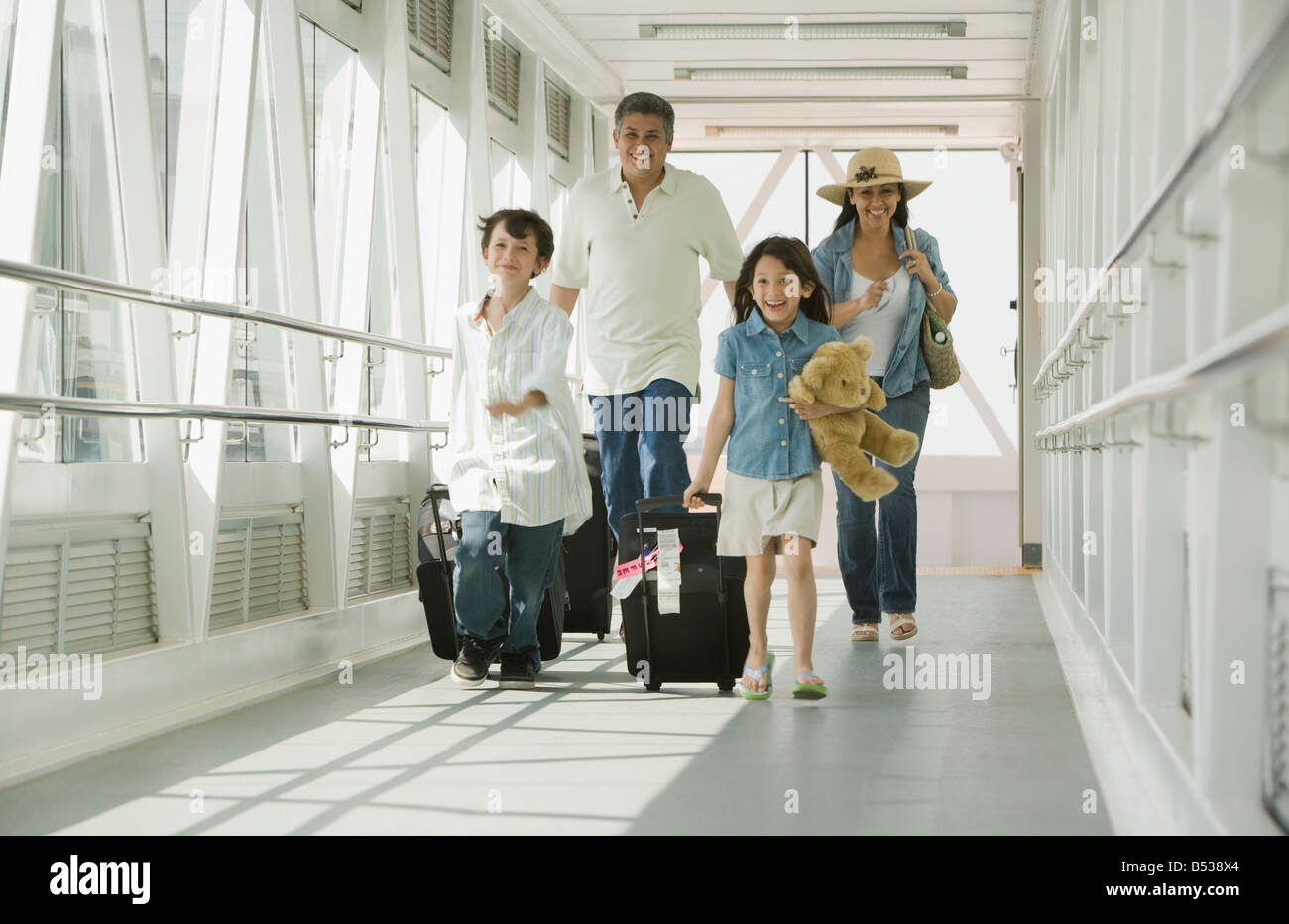 Rushing airport family hi-res stock photography and images - Alamy