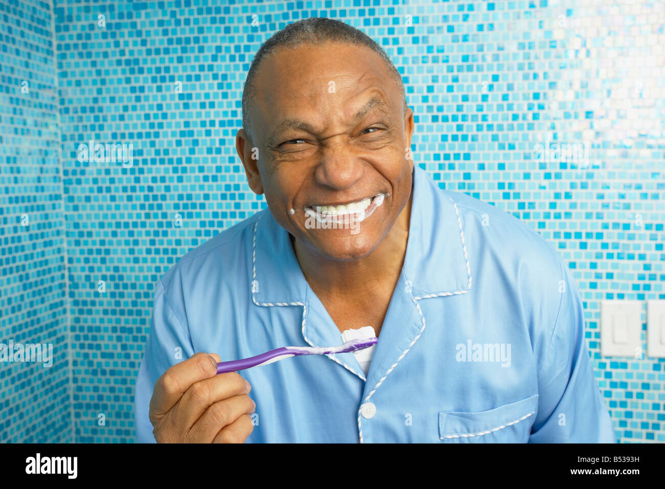 African man brushing teeth hi-res stock photography and images - Alamy