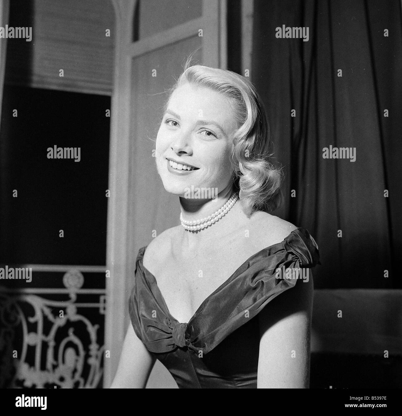 Reporter 1950s hi-res stock photography and images - Alamy