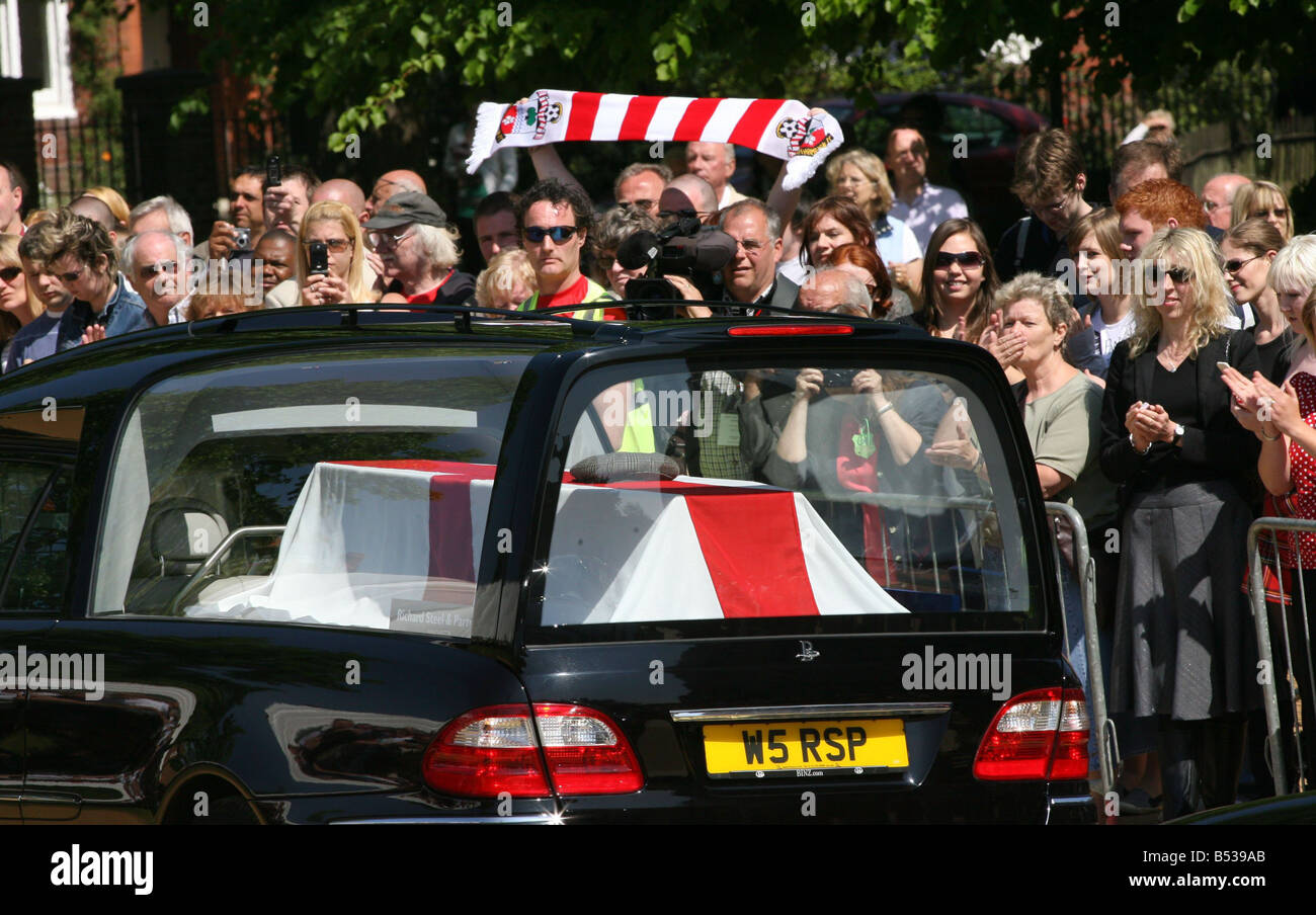 Picture by Harry Page The Daily Mirror 03 05 07 ALLAN BALL FUNERAL ...
