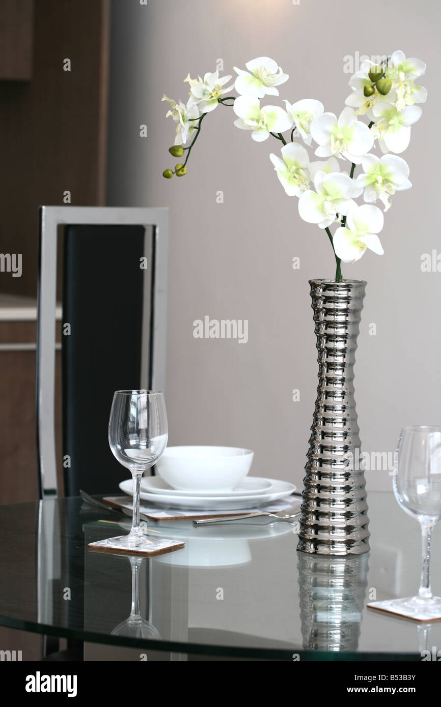 Modern silver flower vase hi-res stock photography and images - Alamy