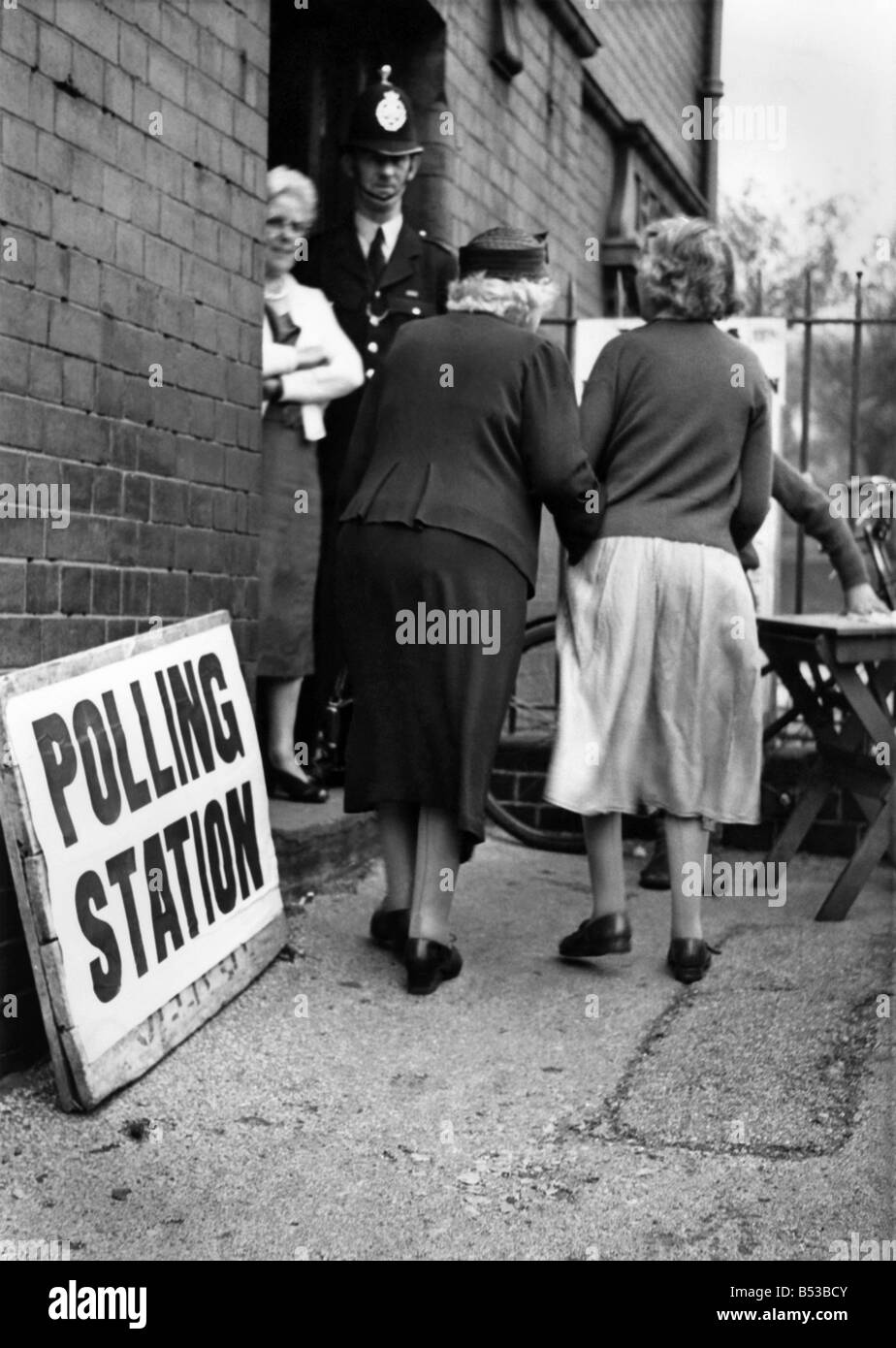 Old folk voting hi-res stock photography and images - Alamy