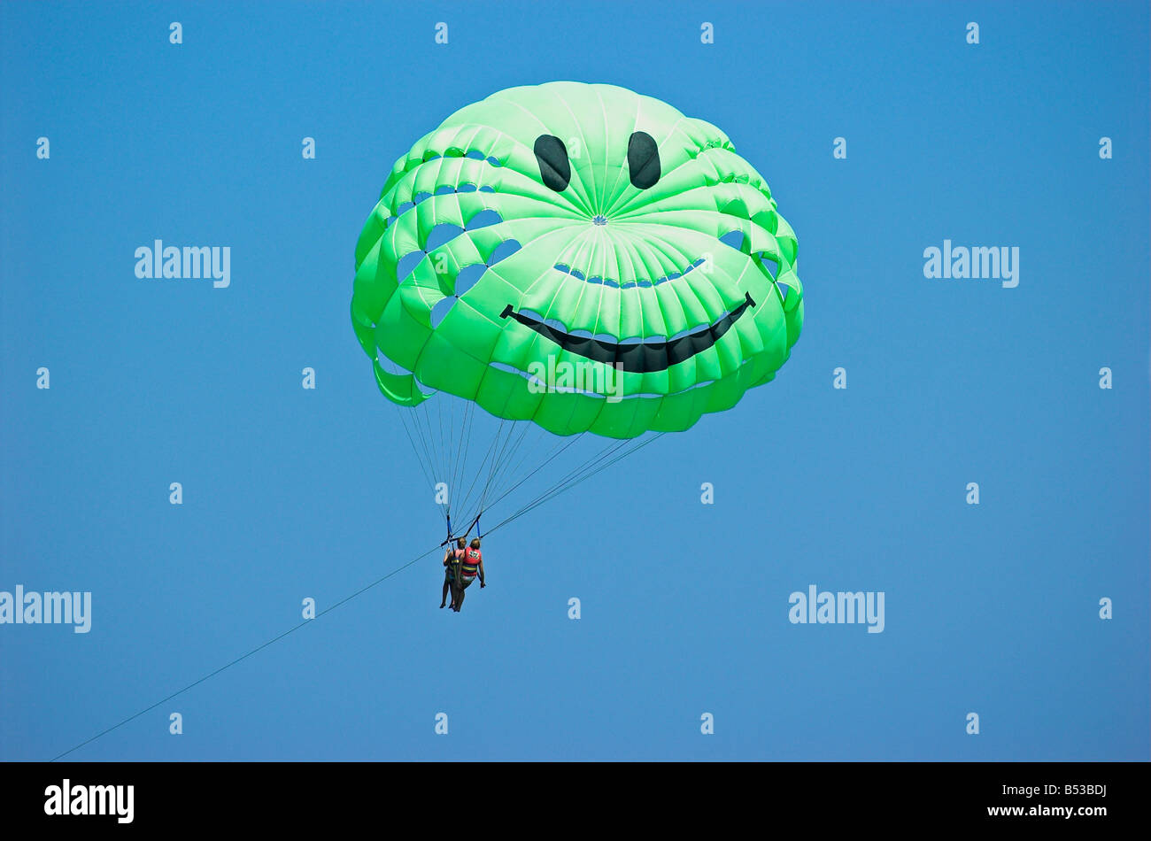 Two parasailing hi-res stock photography and images - Alamy