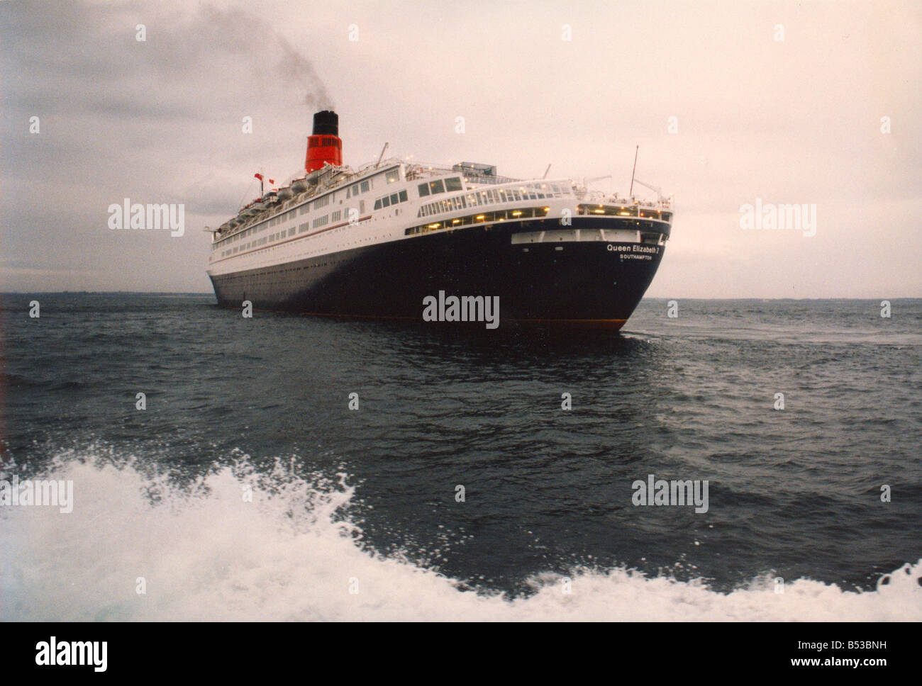 Qe2 ship hi-res stock photography and images - Alamy