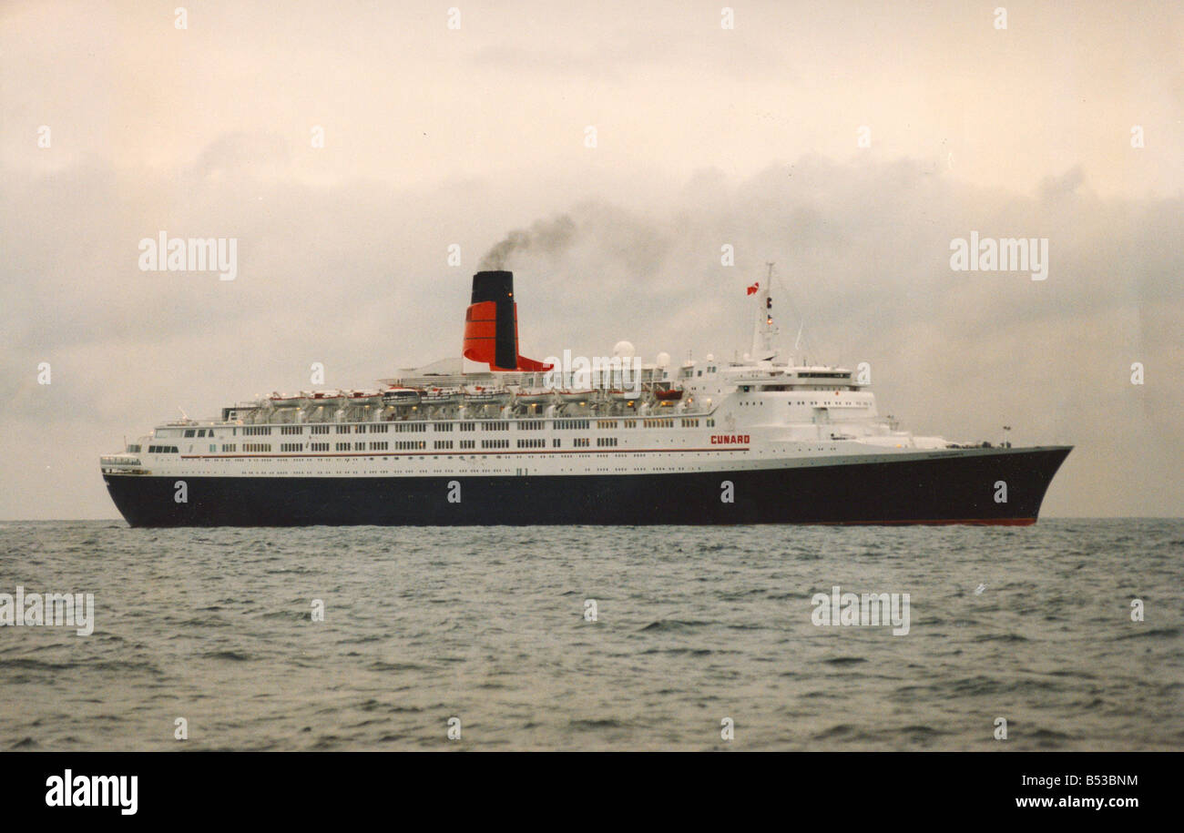Qe2 ship hi-res stock photography and images - Alamy
