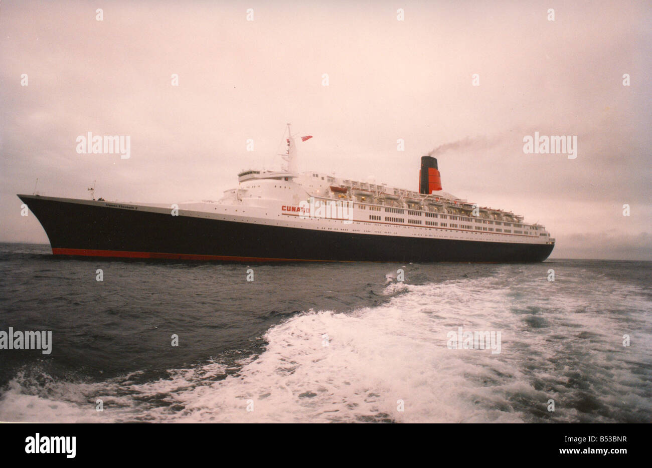 The Queen Elizabeth II QE2 ship sails across the sea Stock Photo - Alamy