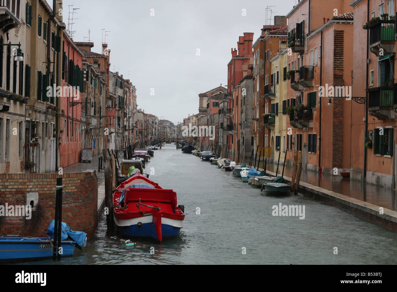 A typical neighborhood in Venice. Canals, boats and a romantic ...