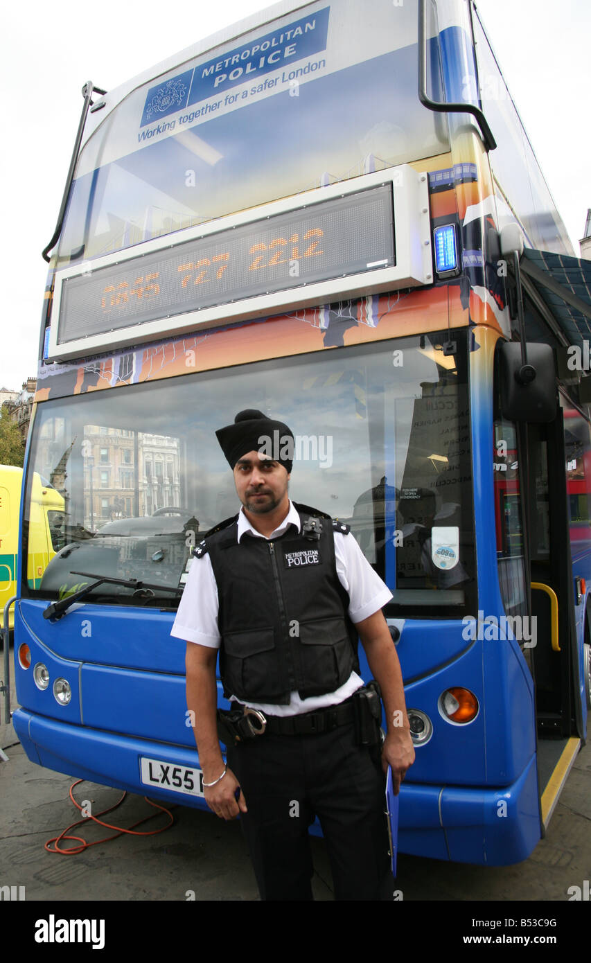 Sikh policeman with Metropolitan Police recruiting bus London Stock ...